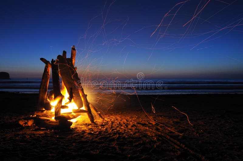 Kampvuur Op Het Strand Van Shishi Stock Foto - Image of hout ...
