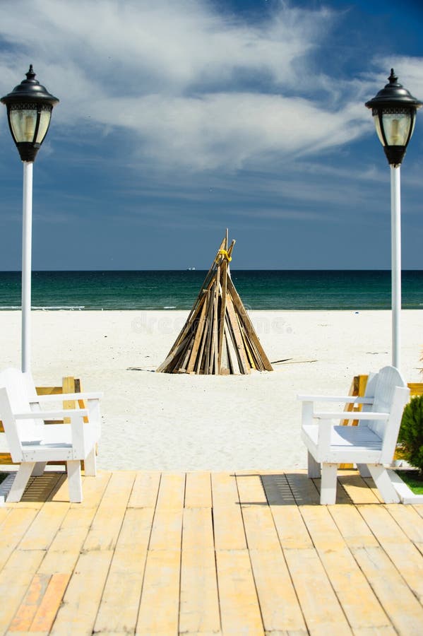 Kampvuur op strand stock afbeelding. Image of kust, logboek - 38781599