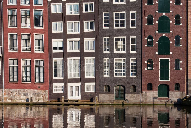 Rijtjeshuizen in Amsterdam stock foto. Image of traditioneel - 33313924