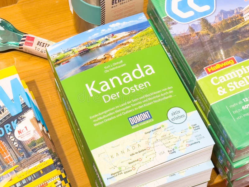 Kanada Der Osten Travel Guidebooks on Display in Bookstore Editorial ...