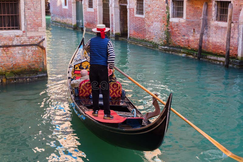 Kanal Med Gondoler I Venedig, Italien Redaktionell Arkivfoto - Bild av ...