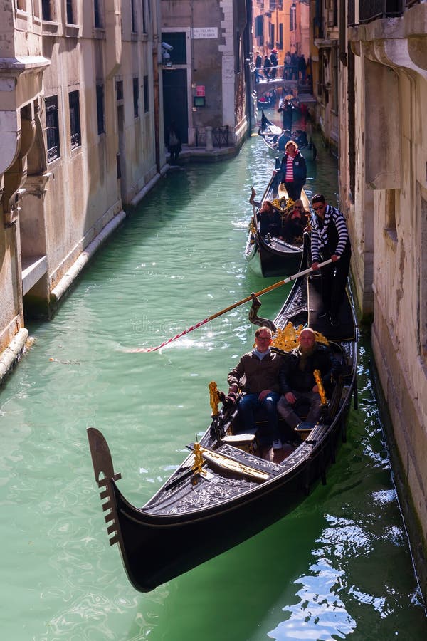 Kanal Med Gondoler I Venedig, Italien Redaktionell Arkivfoto - Bild av ...