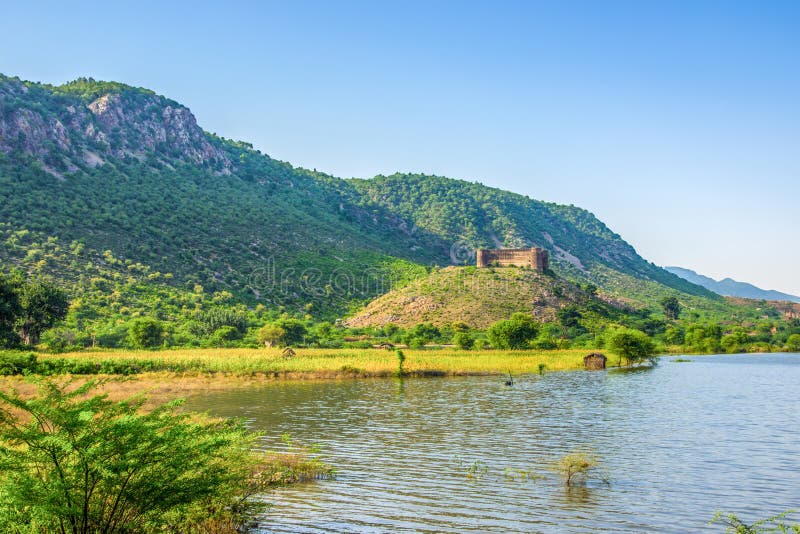 Kankwari Fort in Sariska National Park Stock Photo - Image of river ...