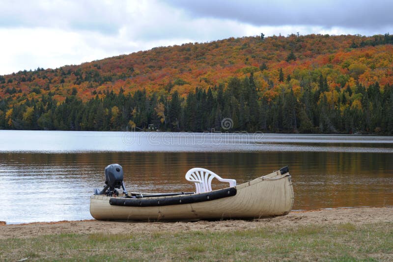 Kano met stoel en motor stock foto. Image of oever, kleuren - 11473744
