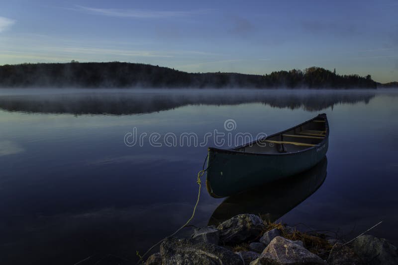 Inverterad kanot fotografering för bildbyråer. Bild av metall - 41915989
