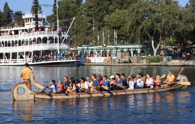 Kanot Och Riverboat I Disneyland Redaktionell Bild - Bild av turister ...