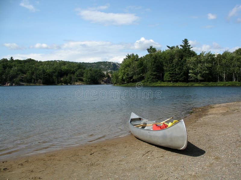 Kanu Auf See in Nordontario Stockbild - Bild von nave, wasser: 10718987