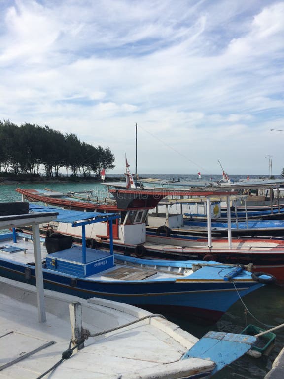 Kapal nelayan bersandar стоковое изображение. изображение насчитывающей ...