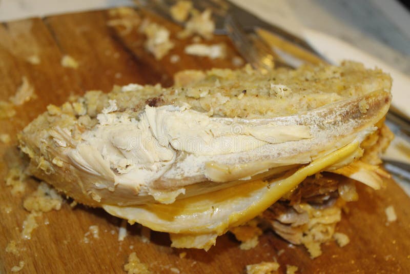 Kapoen Met Aardappel in De Schil in Binnenlandse Oven Wordt Gekookt Die ...