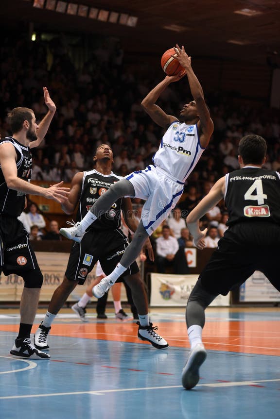 Kaposvar - Het Basketbalspel Van Pecs Redactionele Stock Foto - Image ...