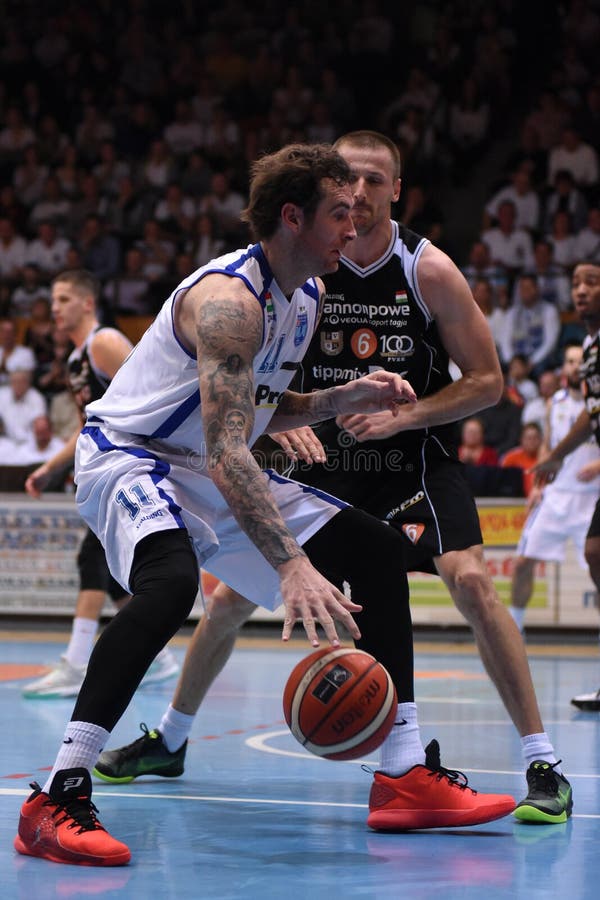 Kaposvar - Het Basketbalspel Van Pecs Redactionele Fotografie - Image ...
