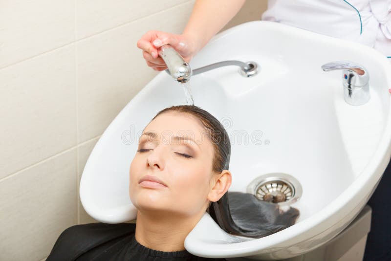 Kapper Die Haar Haar Van De Vrouwenklant Wassen Stock Afbeelding ...