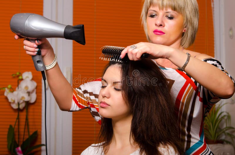 Kapper Die Haar Van Mooi Meisje Maken Stock Afbeelding - Image of ...