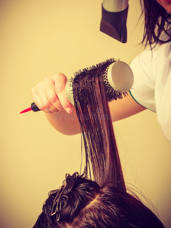 Kapper Het Stileren Vrouwen Donker Lang Haar Stock Afbeelding - Image ...