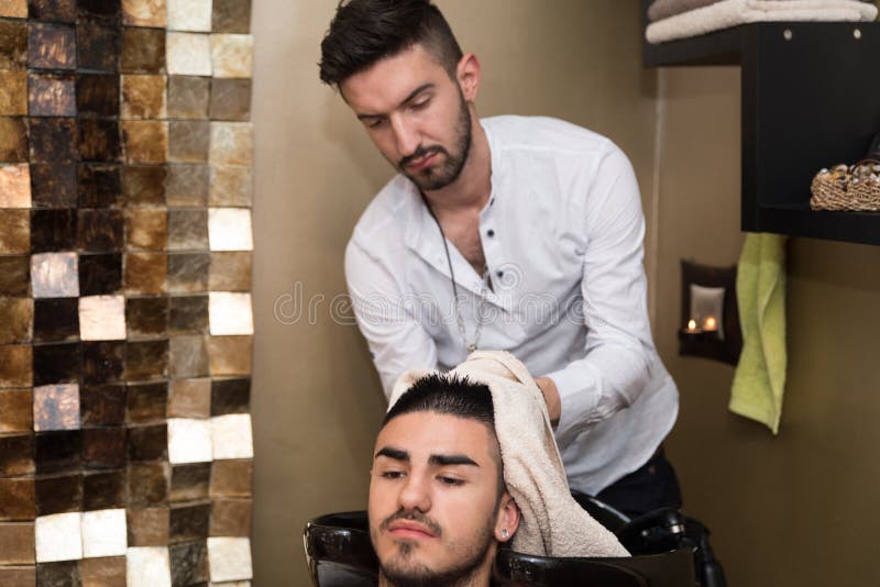 Kapper Washing Man Head in Barber Shop Stock Afbeelding - Image of ...