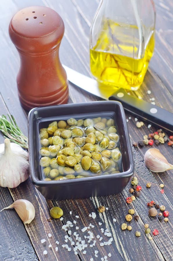 Kappertjes stock foto. Image of ingrediënt, baai, gastronomisch - 34008762