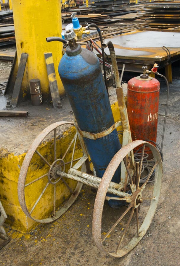 Kar met gasflessen stock foto. Image of zaken, productie - 62317720