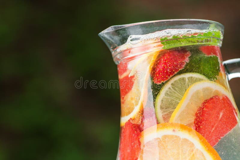 Karaf Met De Cocktail Van De Mengelingsverfrissing Stock Afbeelding ...