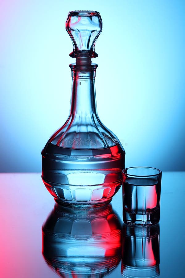 Karaf met wodka stock afbeelding. Image of water, blauw - 58806829