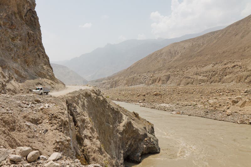 Karakorumweg Langs De Indus-Rivier Stock Afbeelding - Image of water ...