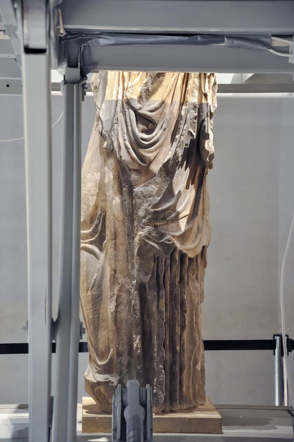 Kariatydy konserwaci praca fotografia editorial. Obraz złożonej z ...