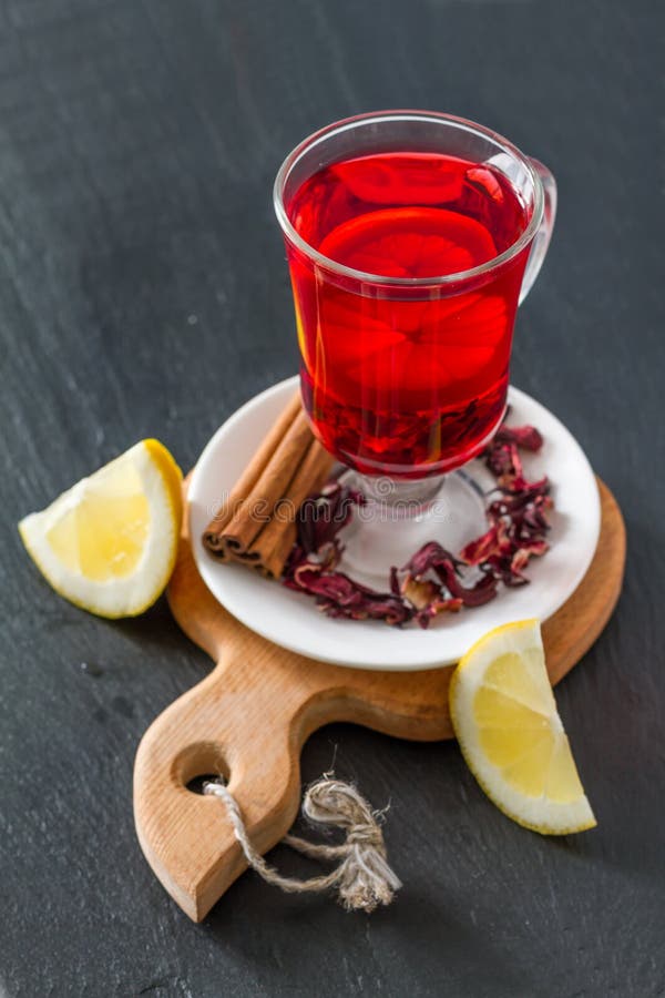 Karkade-Tee Auf Dunklem Steinhintergrund Stockfoto - Bild von gesund ...