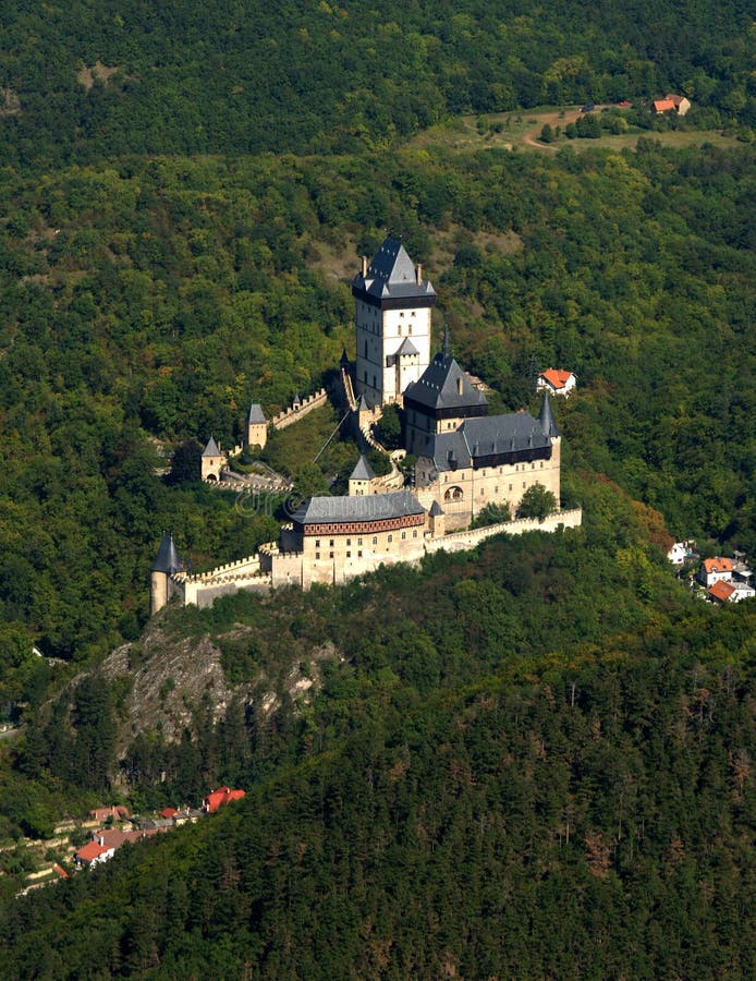 KARLSTEIN KASTEEL stock foto. Image of architectuur, praag - 1228628