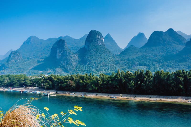 Karst Bergen En Lijiang-Rivierlandschap Stock Foto - Image of mist ...