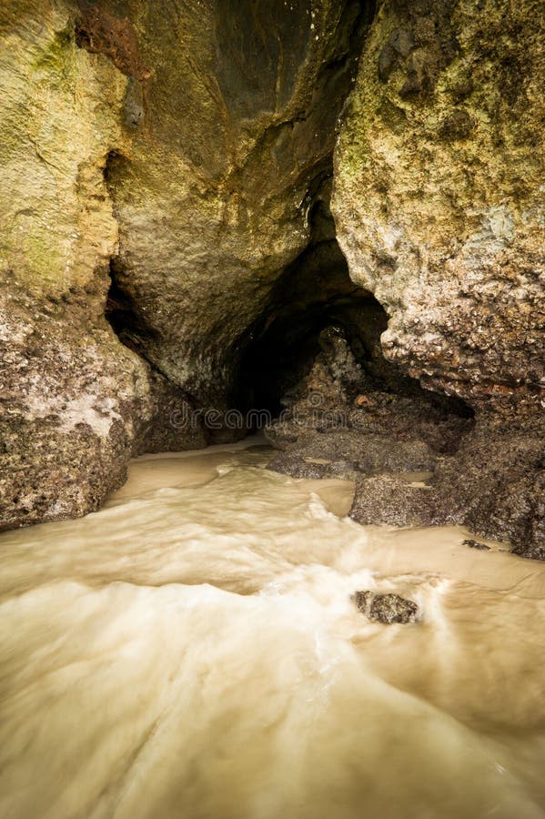 Karst De Structuur Van Het Kalksteenhol Van Tropisch Strand Bij Eiland ...
