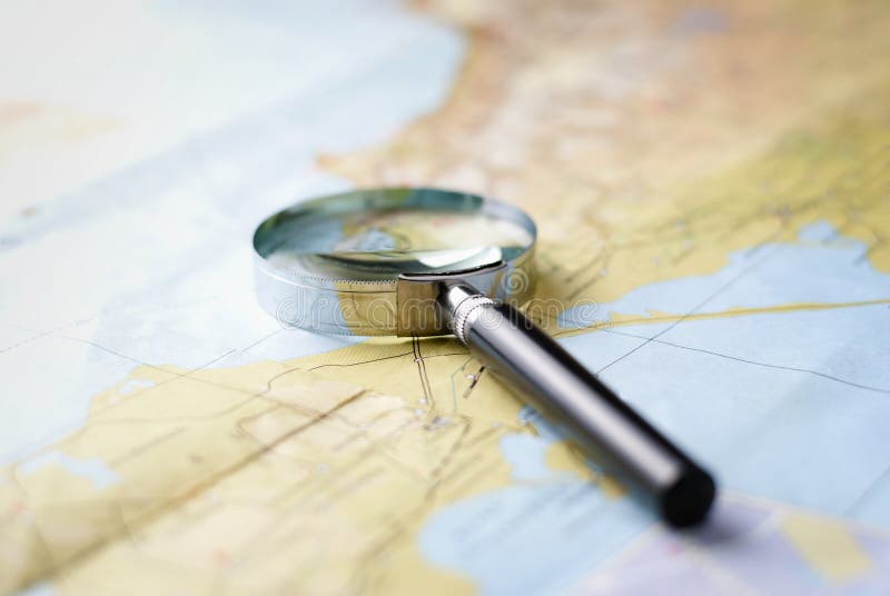 Lupe, Stift Und Analytischer Finanzbericht, Die Auf Einer Tabelle ...