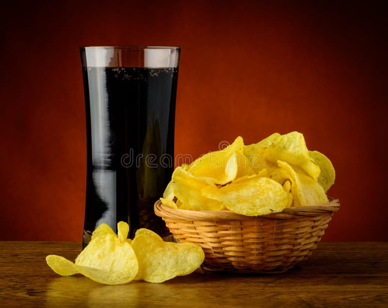 Kartoffelchips Und Kolabaum Stockfoto - Bild von getränk, schnell: 38082458