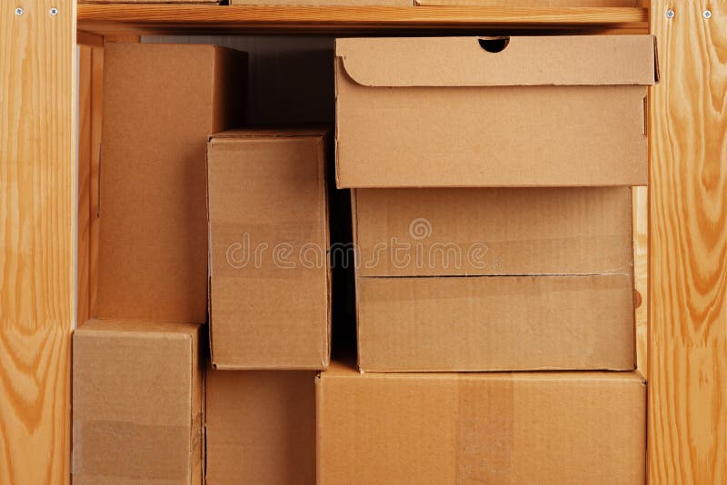 Karton-Kartonboxen Auf Holzgestell Stockbild - Bild von kästen, ladung ...