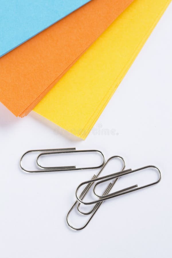 Karton na białym stole obraz stock. Obraz złożonej z dokument - 47304705