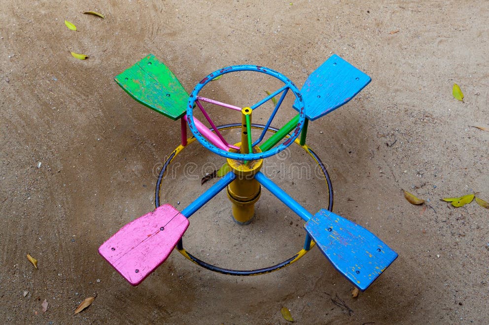 Karussell Auf Dem Spielplatz Stockfoto - Bild von ausrüstung, treiben ...