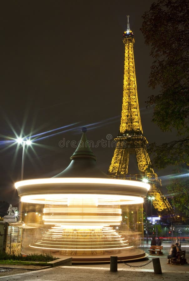 Karussell Und Der Eiffelturm in Paris Redaktionelles Stockfoto - Bild ...