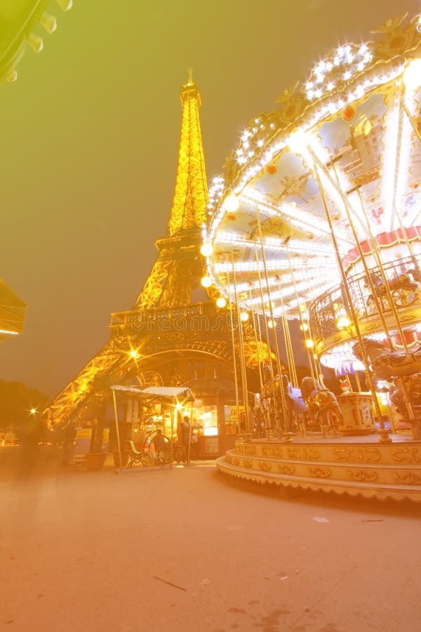 Karussell Und Der Eiffelturm Paris Frankreich Redaktionelles Stockfoto ...