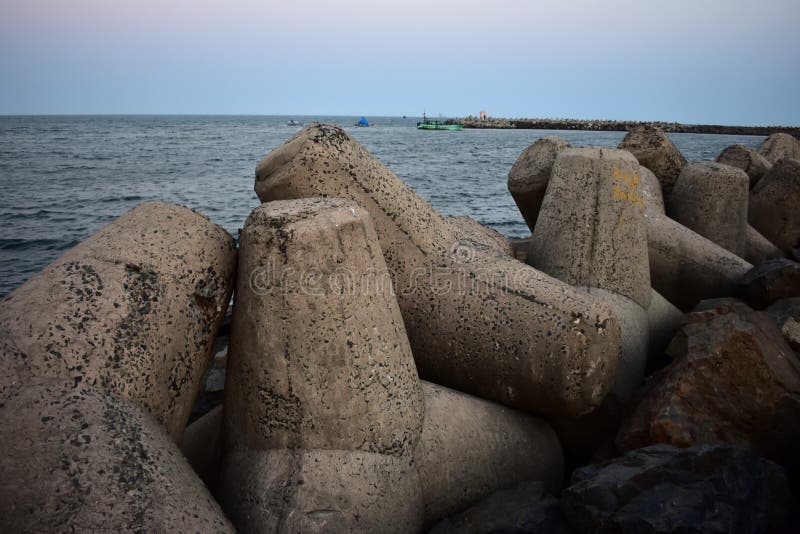 Kasimedu Pier Beach in Chennai Stock Photo - Image of boat, rocks ...