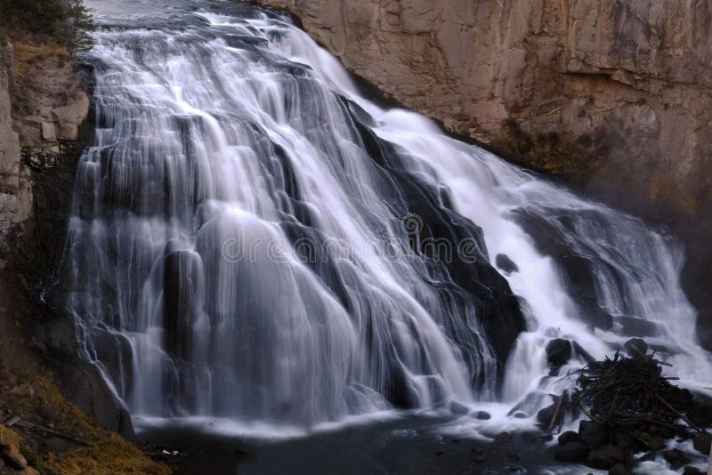Kaskaden-Wasserfall Schaukelt Unten Glattes Wasser Stockfoto - Bild von ...