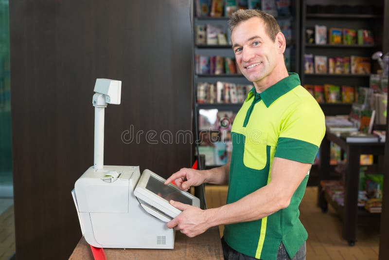 Kassierer an Der Registrierkasse Im Shop Oder Im Speicher Stockfoto ...