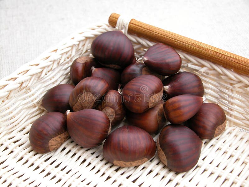 Ätliga kastanjer arkivfoto. Bild av frukter, kastanjer - 27906890