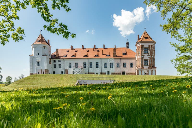 Kasteel Mir in Wit-Rusland Bij Dag Stock Foto - Image of rood, bastion ...