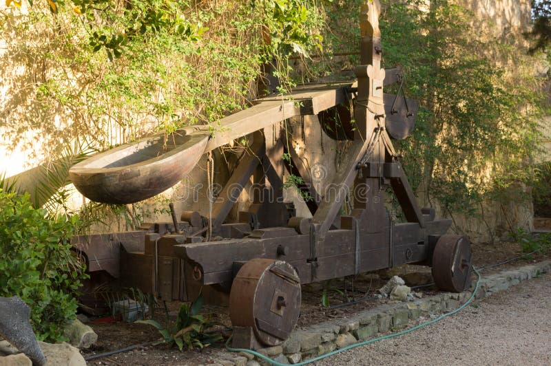 Katapult – Rekonstruktion stockbild. Bild von militärisch - 31987615
