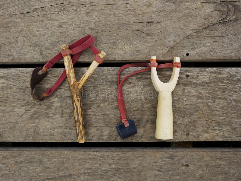 Katapulte auf Bretterboden stockbild. Bild von saatgut - 73984783
