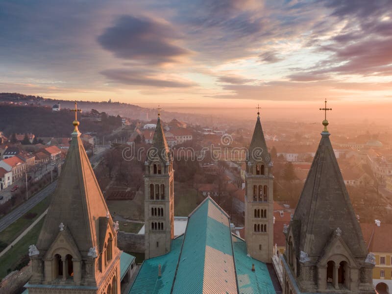 Kathedraal van pecs stock afbeelding. Image of heuvel - 185738381