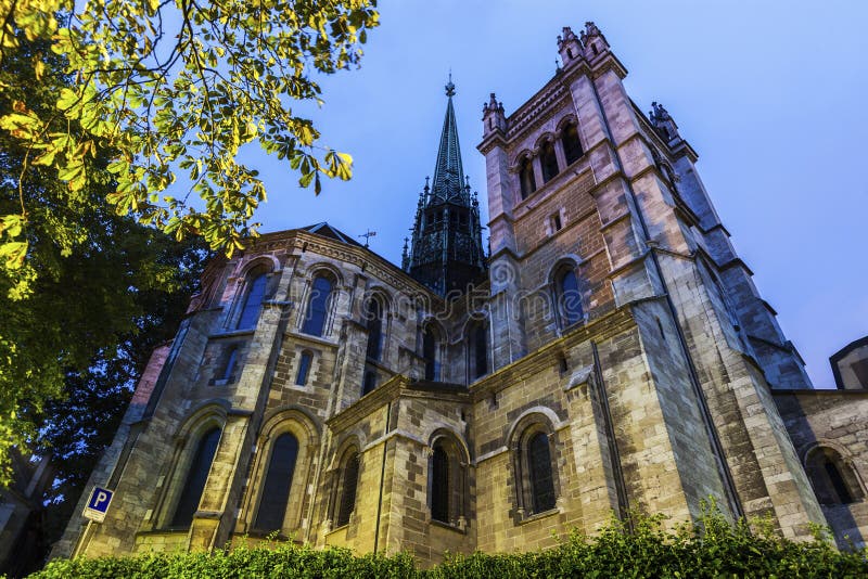 Kathedrale-Saint Pierre in Genf Stockfoto - Bild von nacht, architektur ...