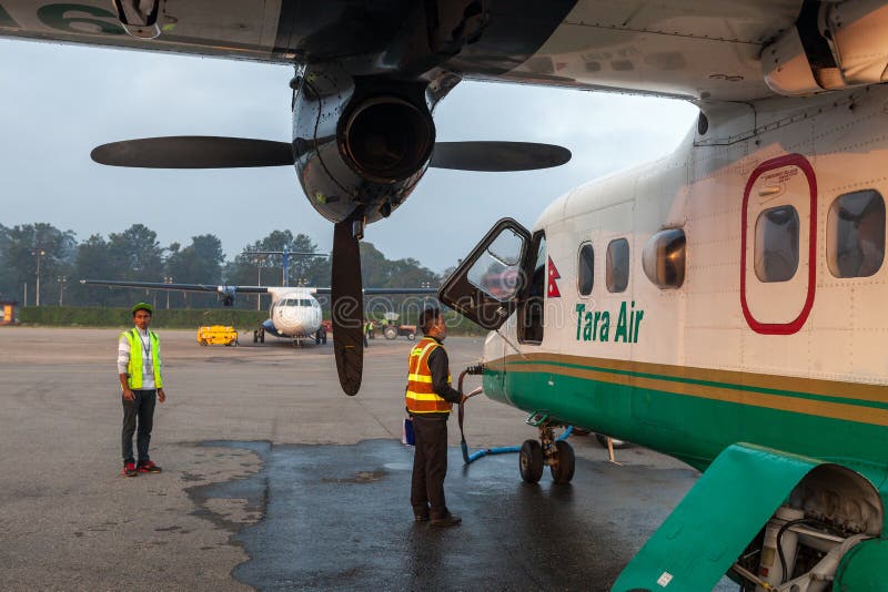 KATHMANDU/NEPAL - 18 DE OCTUBRE DE 2015: Tara Air Fotografía editorial ...