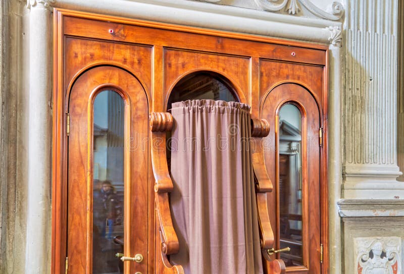 Beichtstuhl In Einer Katholischen Kirche, Ein Romanisches Kirchendetail ...