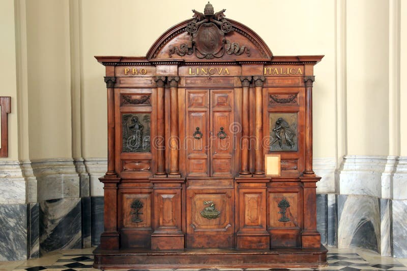 Katholischer Beichtstuhl redaktionelles stockfoto. Bild von christus ...
