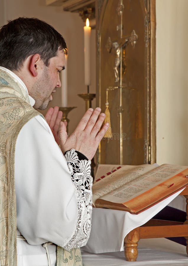 Katholischer Priester am Weihrauch Des Altars Stockbild - Bild von ...