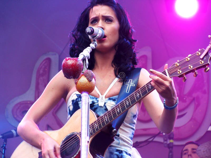 Celebrity Women Gyatts Kissing Stock Photos - Free & Royalty-Free Stock ...